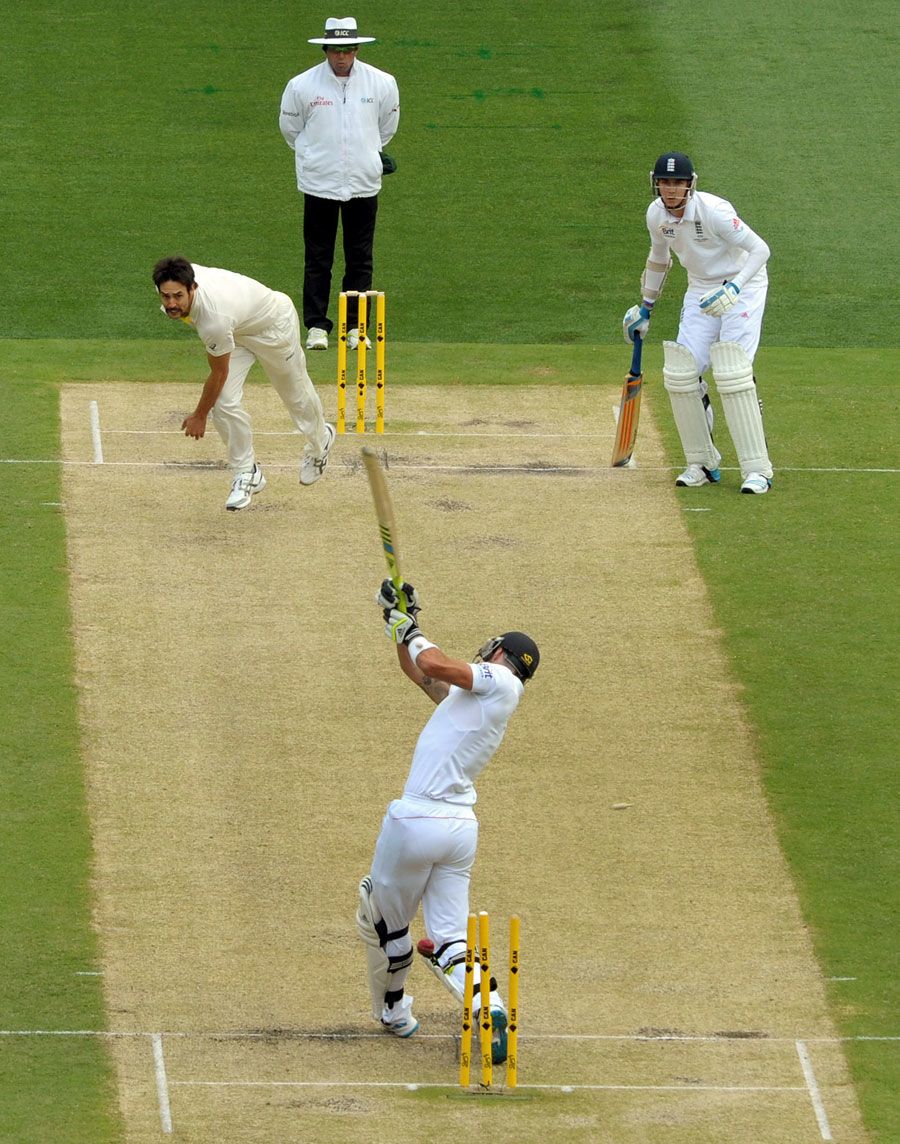 Mitchell Johnson beats Kevin Pietersen's wild stroke | ESPNcricinfo.com