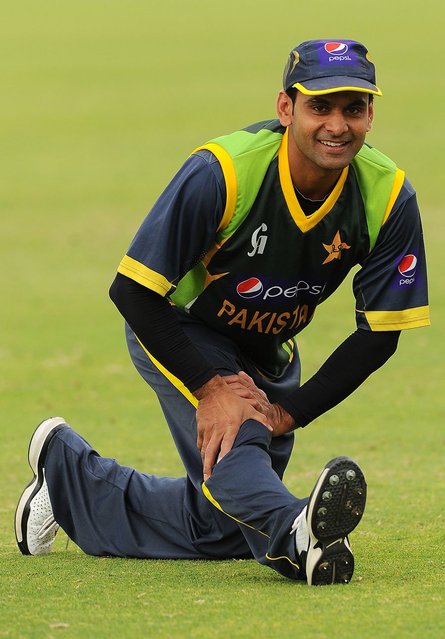 Mohammad Hafeez stretches at practice | ESPNcricinfo.com