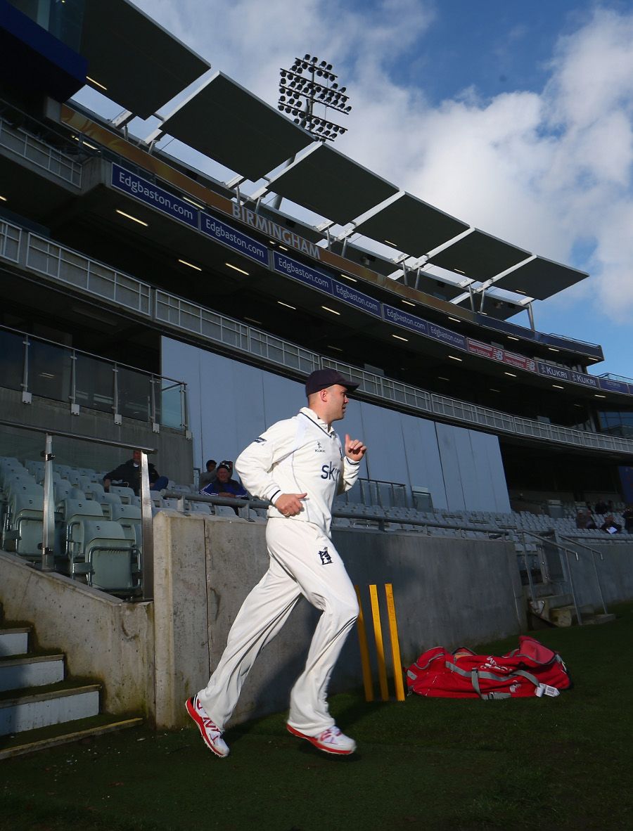Jonathan Trott jogs out to resume his career | ESPNcricinfo.com