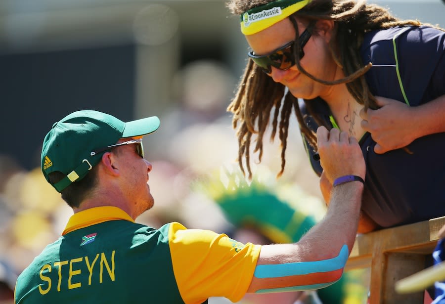 Dale Steyn signs a fan's chest | ESPNcricinfo.com