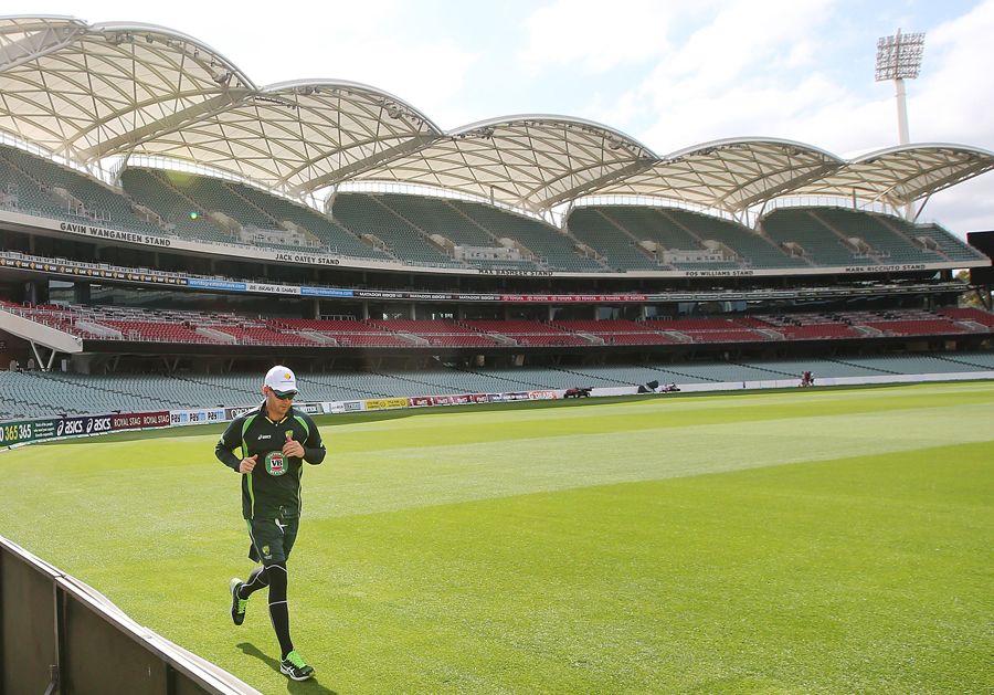 Michael Clarke runs a lap around the Adelaide Oval | ESPNcricinfo.com