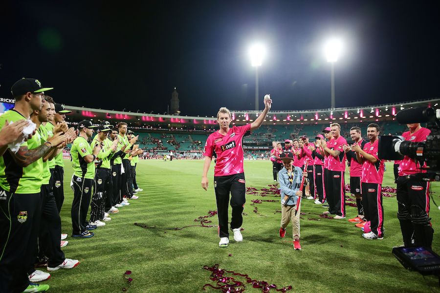 Brett Lee acknowledges the crowd after his last match at the SCG ...