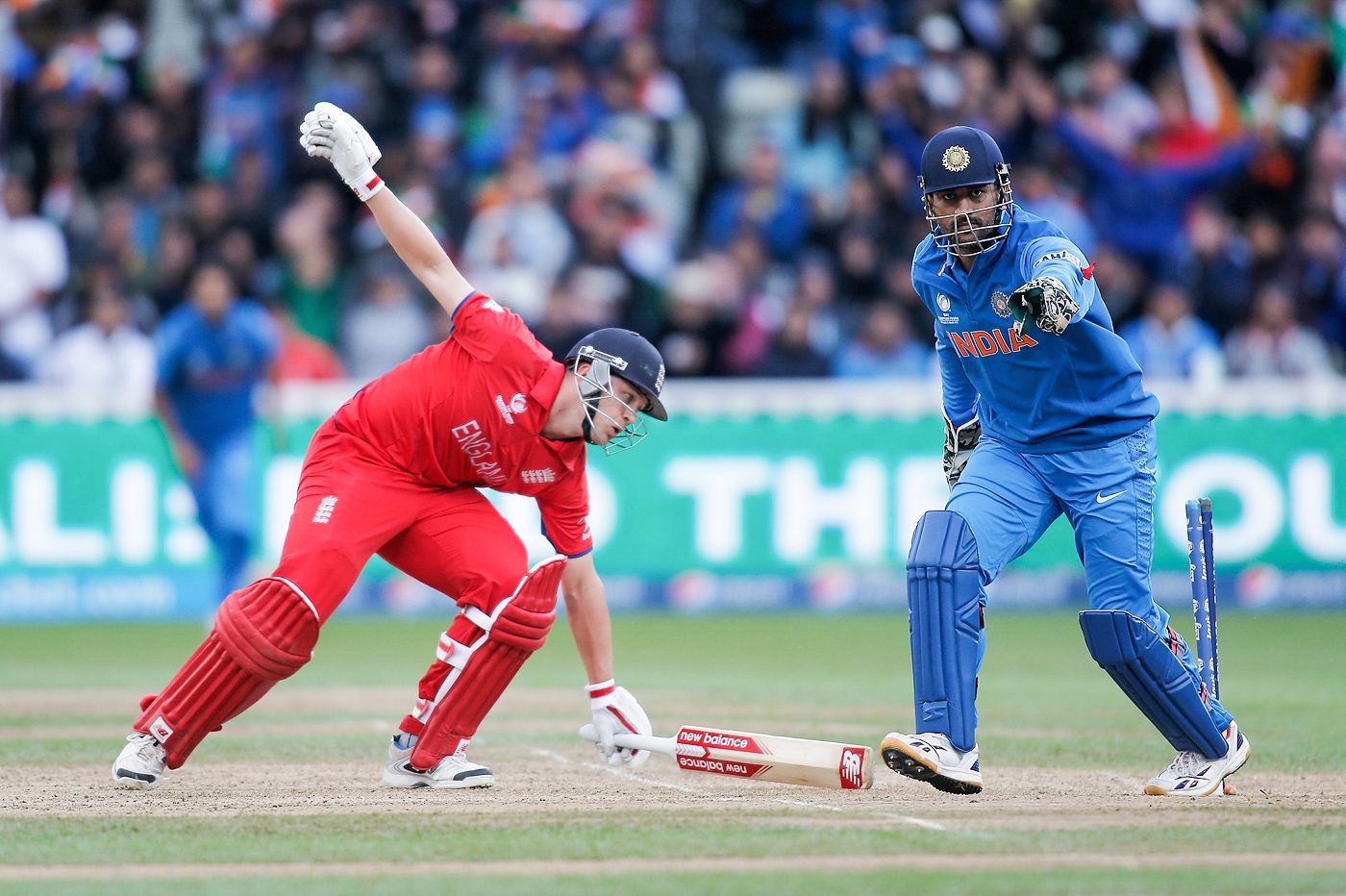 MS Dhoni stumps Jonathan Trott | ESPNcricinfo.com