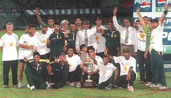 The victorious Pakistan team | ESPNcricinfo.com
