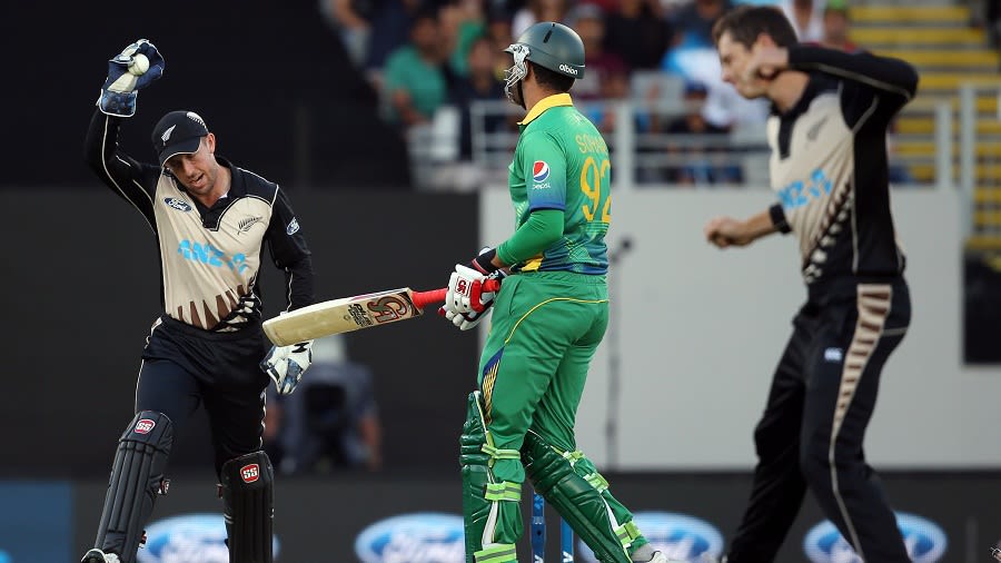 The traditional Pakistan fast bowler's welcome | ESPNcricinfo