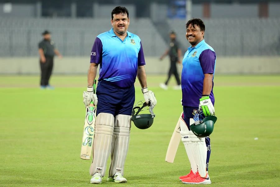 Former Bangladesh captain Akram Khan and BCB chief selector Faruque ...