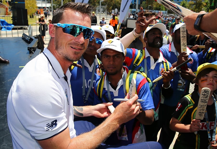 Autograph hunters swarm Dale Steyn | ESPNcricinfo.com
