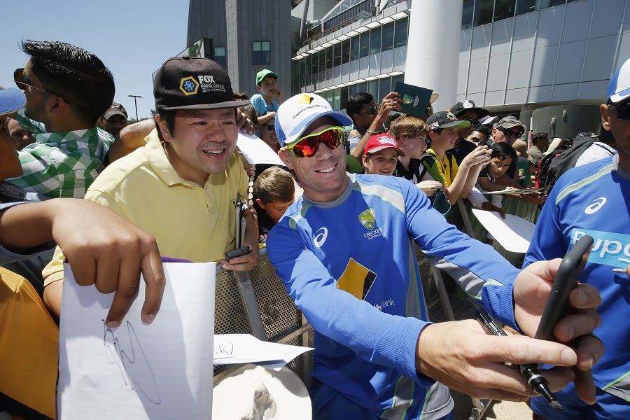 David Warner clicks a selfie with a fan | ESPNcricinfo.com