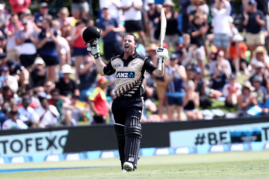 Colin Munro exults after raising his century | ESPNcricinfo.com