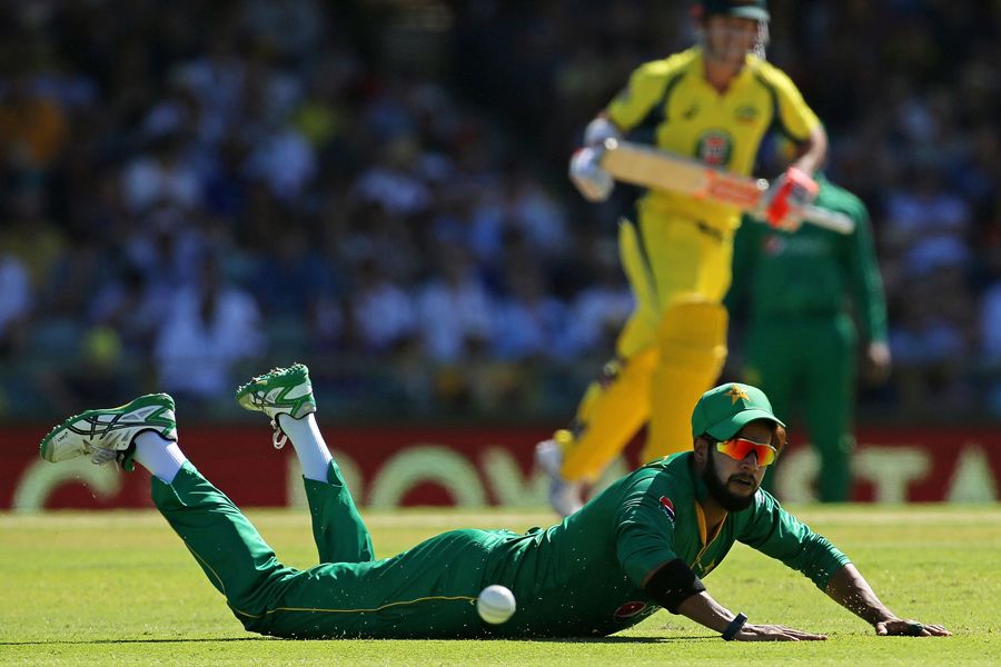 The ball gets past Imad Wasim's dive | ESPNcricinfo.com