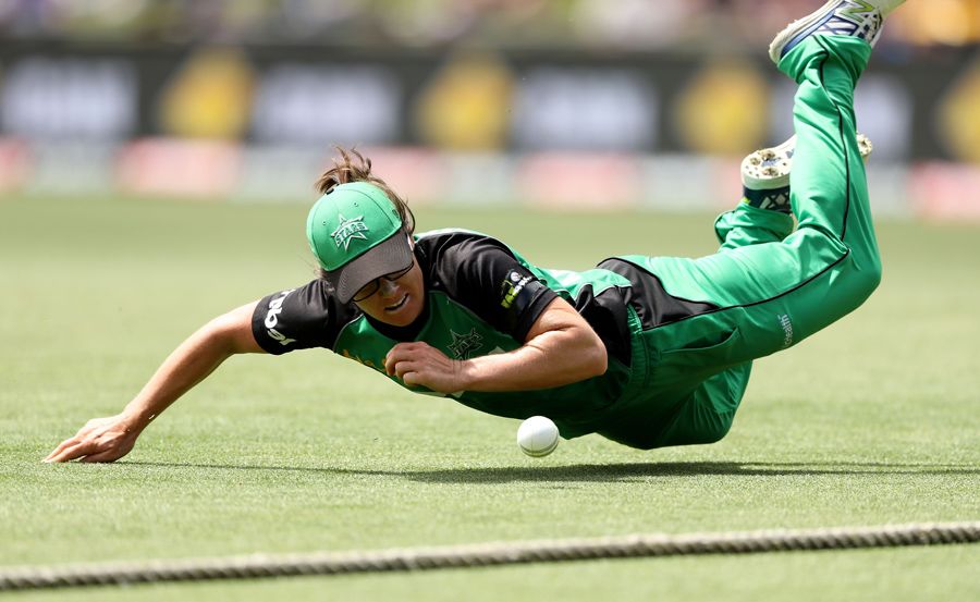 Emma Kearney puts in a slide at the boundary | ESPNcricinfo.com