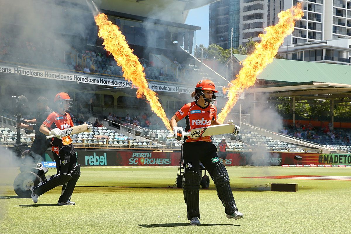 Scorched: Elyse Villani and Nicole Bolton walk out to bat ...