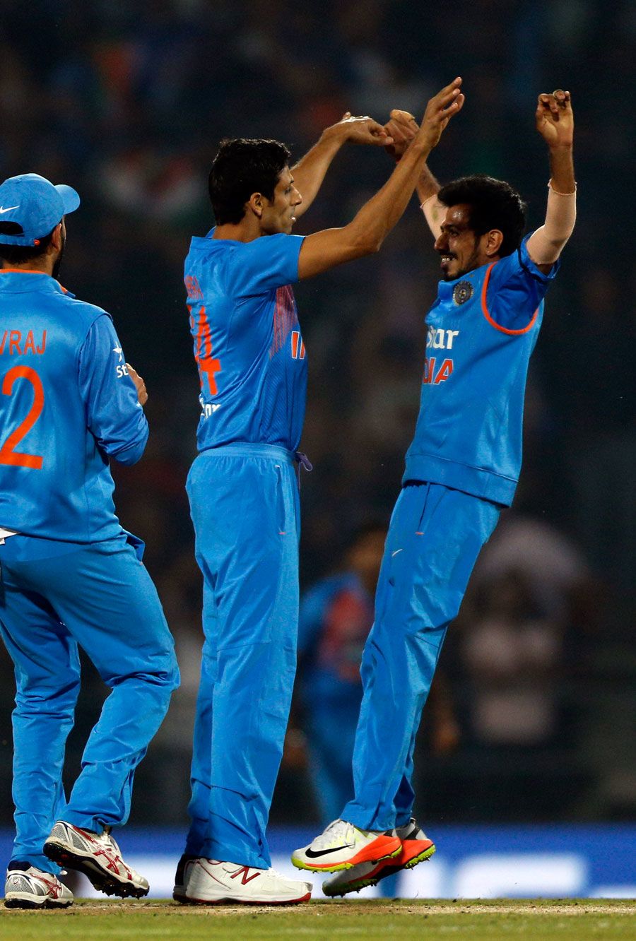 Yuzvendra Chahal offers Ashish Nehra a high-five | ESPNcricinfo.com Yuzvendra Chahal offers Ashish Nehra a high-five | ESPNcricinfo.com