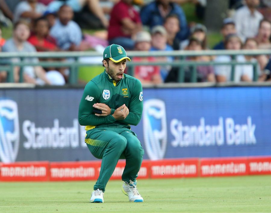 Farhaan Behardien holds on to a skier to send back Niroshan Dickwella ...