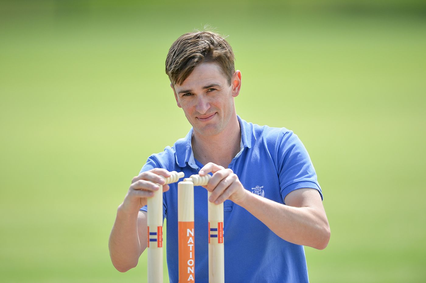 Jason Benbow sets up the stumps | ESPNcricinfo.com