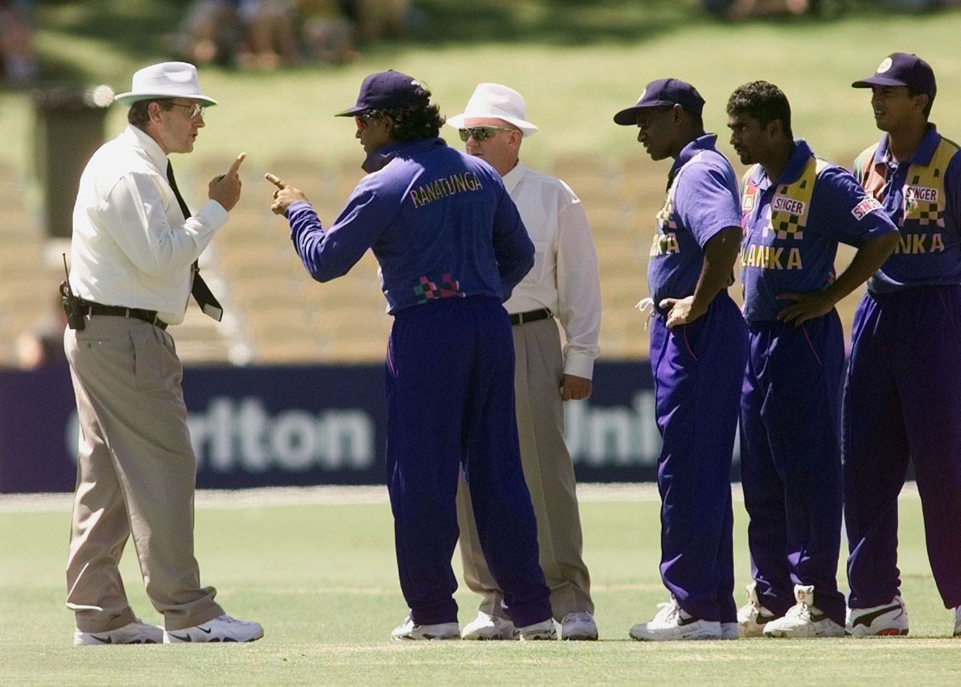 Arjuna Ranatunga and Ross Emerson in argument | ESPNcricinfo.com