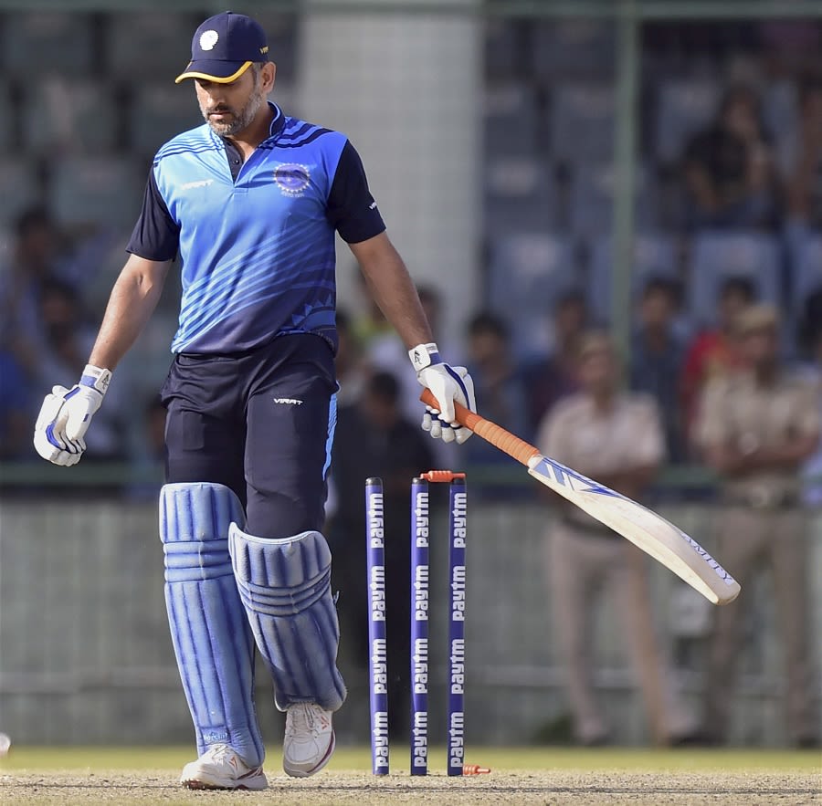 MS Dhoni was bowled by Pragyan Ojha for 70 runs | ESPNcricinfo.com