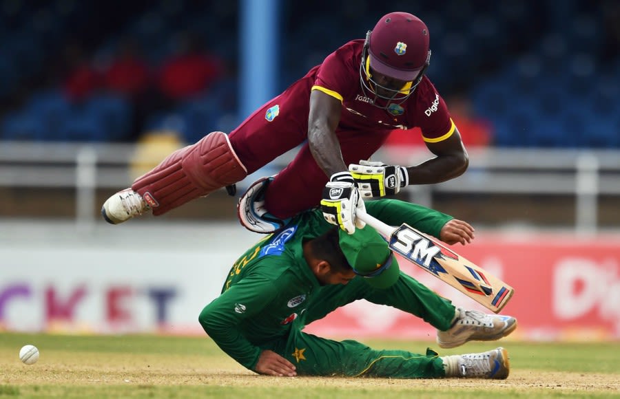Chadwick Walton runs into Ahmed Shehzad | ESPNcricinfo.com