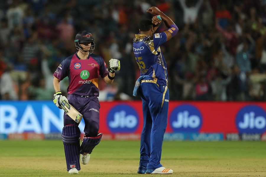 Steven Smith punches the air after hitting back-to-back sixes for ...