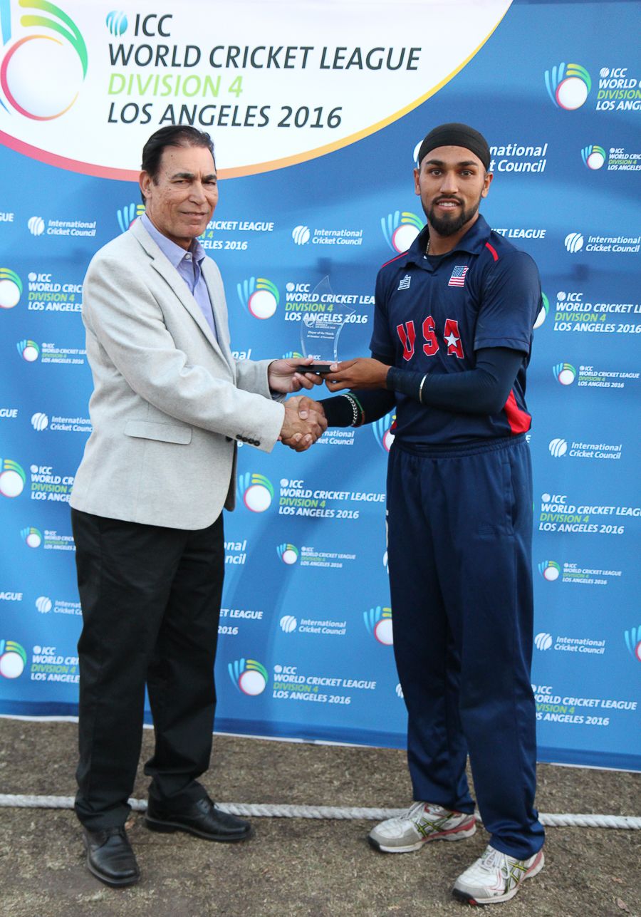 Jessy Singh receives his Man of the Final award | ESPNcricinfo.com