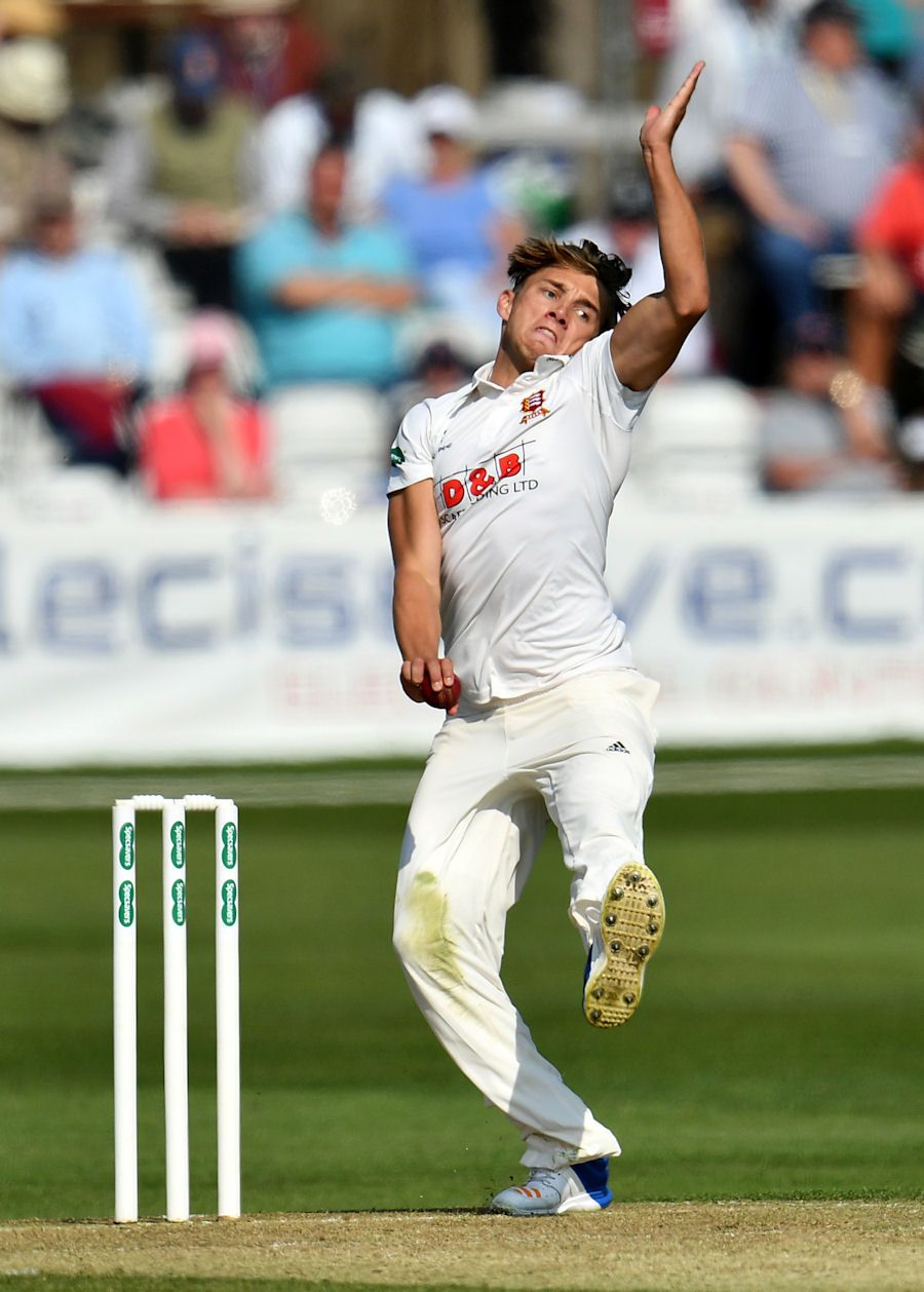 Aaron Beard in action on the first morning at Chelmsford | ESPNcricinfo.com