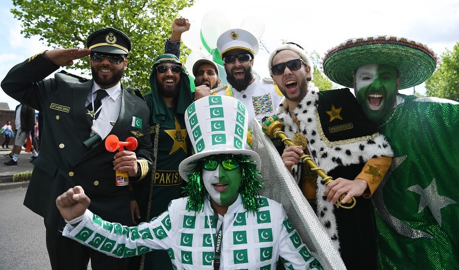 Enthusiastic Pakistan fans show their support | ESPNcricinfo.com