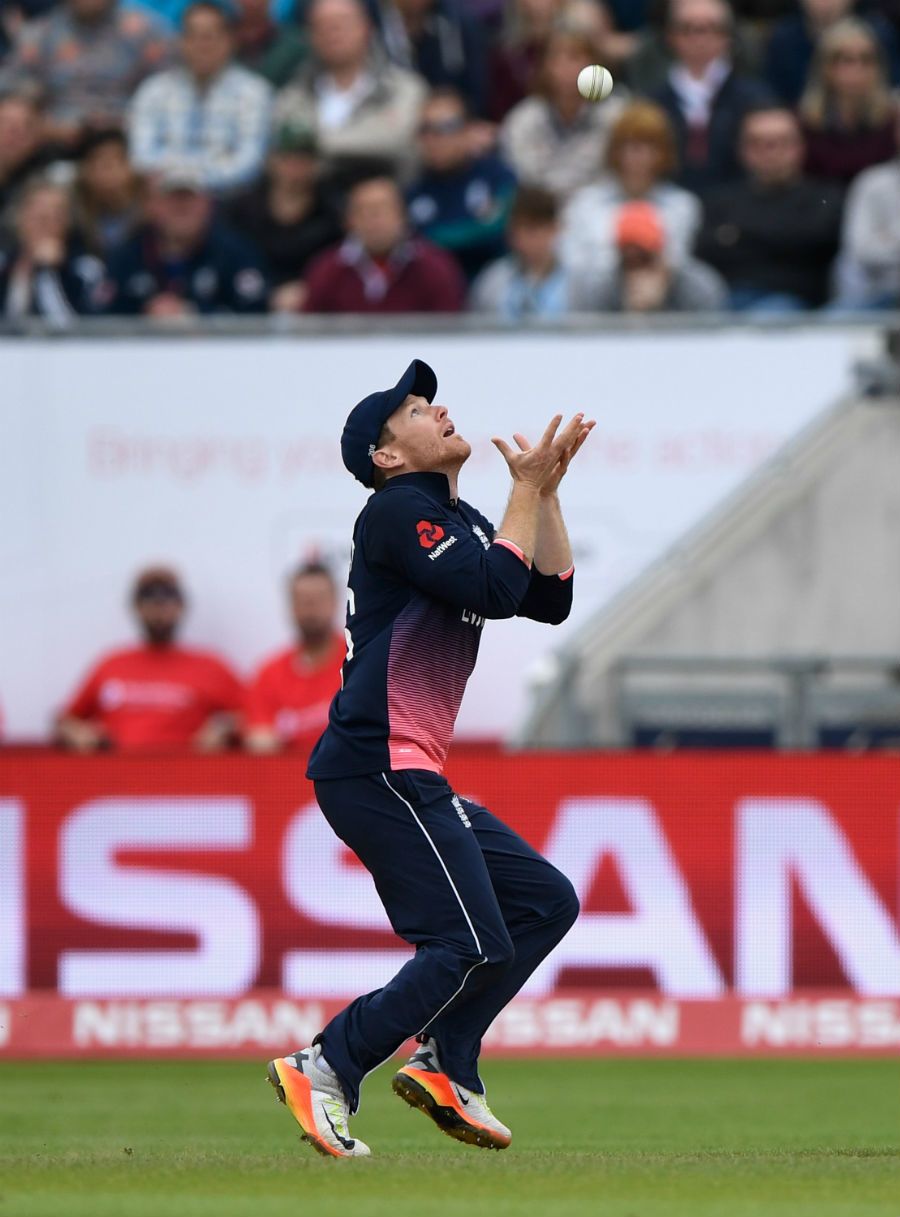 Eoin Morgan steadies himself to catch a top-edge off Aaron Finch | ESPNcricinfo.com