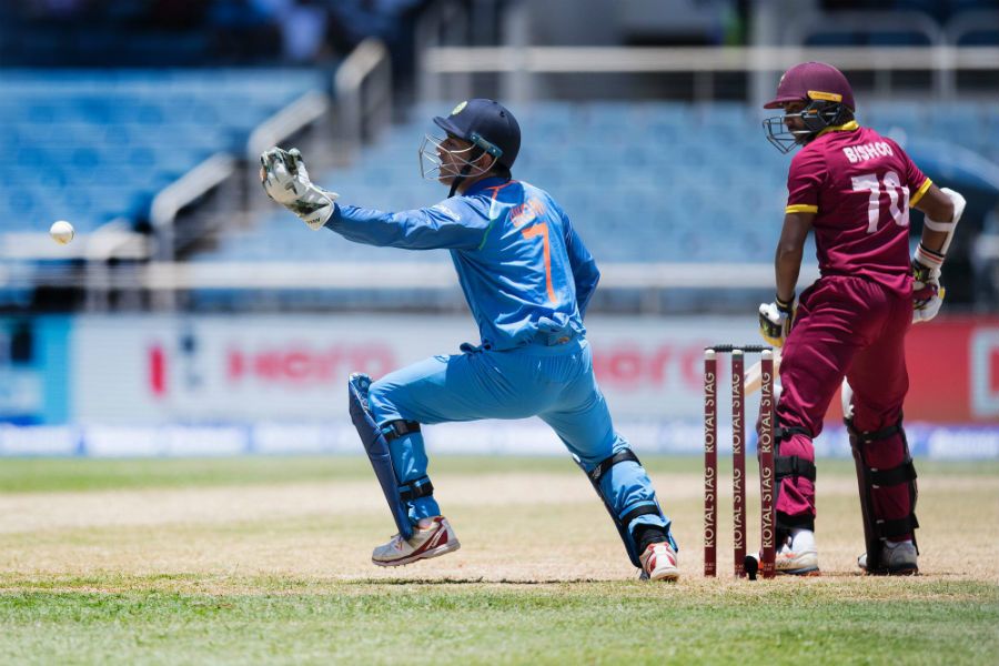 MS Dhoni fluffed a rare opportunity behind the stumps | ESPNcricinfo.com