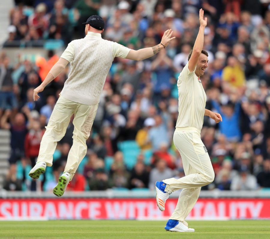 Toby Roland-Jones gets a high five from Ben Stokes | ESPNcricinfo.com