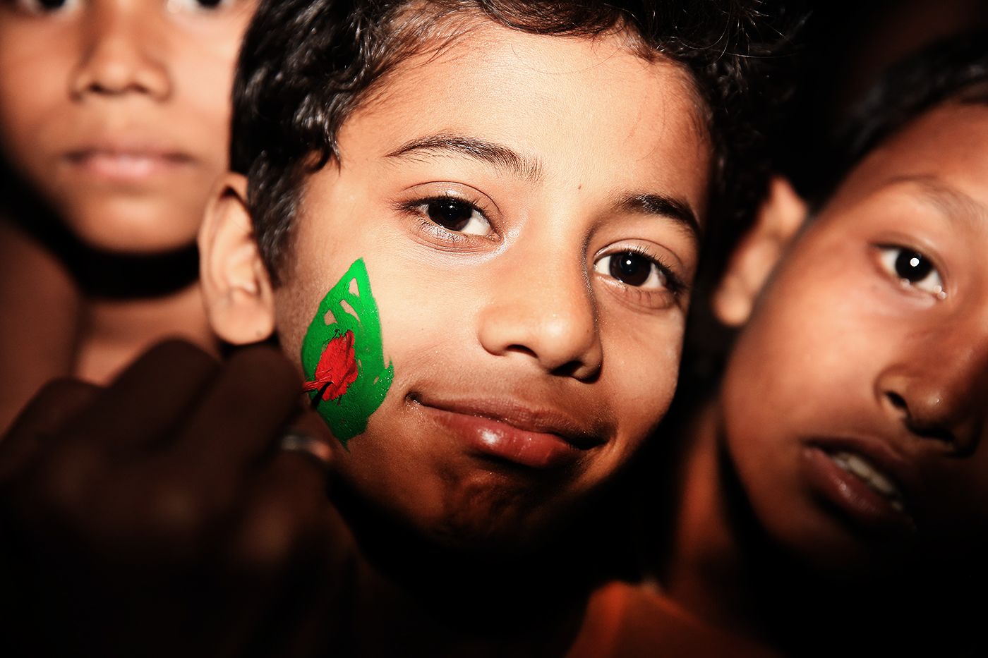 A young fan gets the Bangladesh flag painted on his face | ESPNcricinfo.com