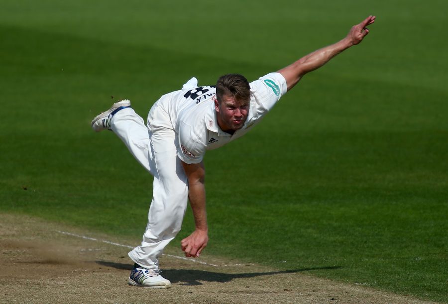 Stuart Meaker cranks up the pace for Surrey | ESPNcricinfo.com