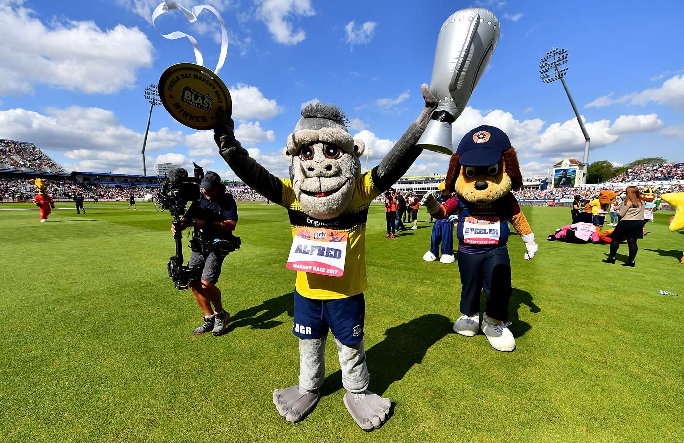 Alfred the Gorilla celebrates after winning the 2017 mascot race ...