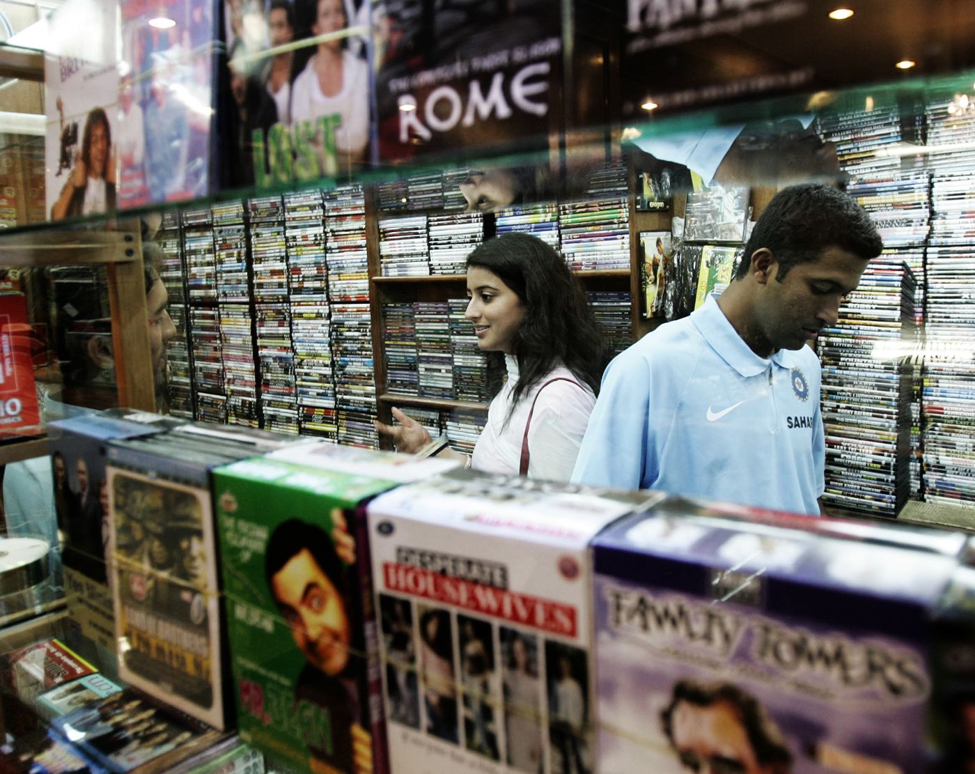 Wasim Jaffer and his wife Ayesha shop for DVDs in Dhaka | ESPNcricinfo.com