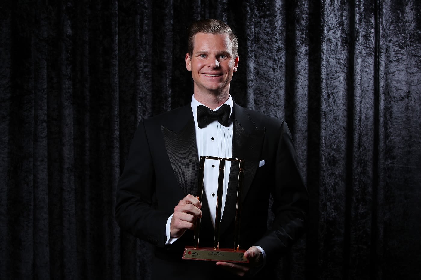 Steven Smith poses with the Test Player of the Year award at the Allan ...