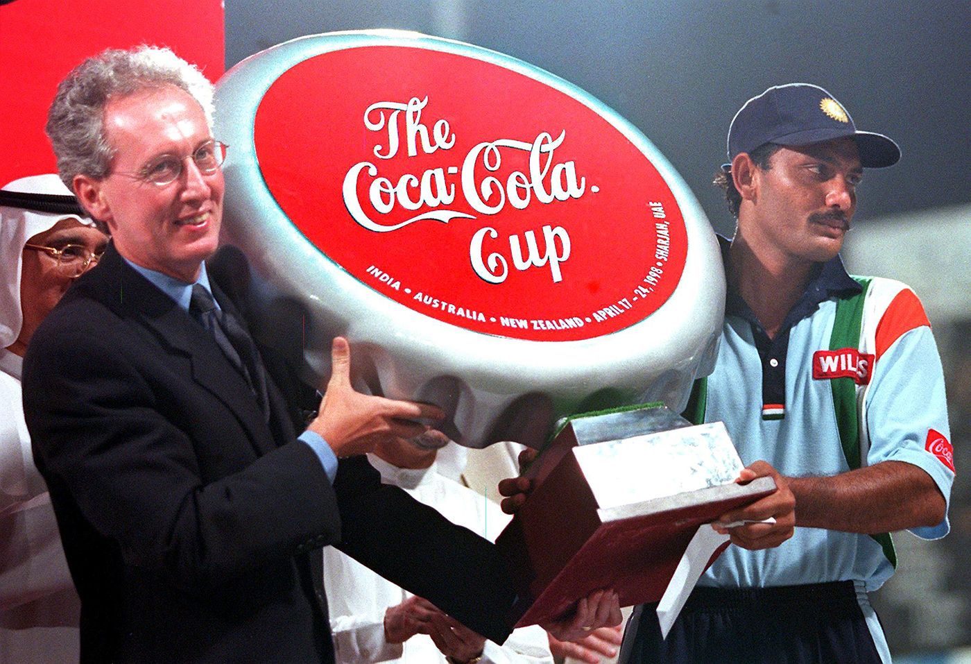 Mohammad Azharuddin receives the Coca Cola trophy | ESPNcricinfo.com