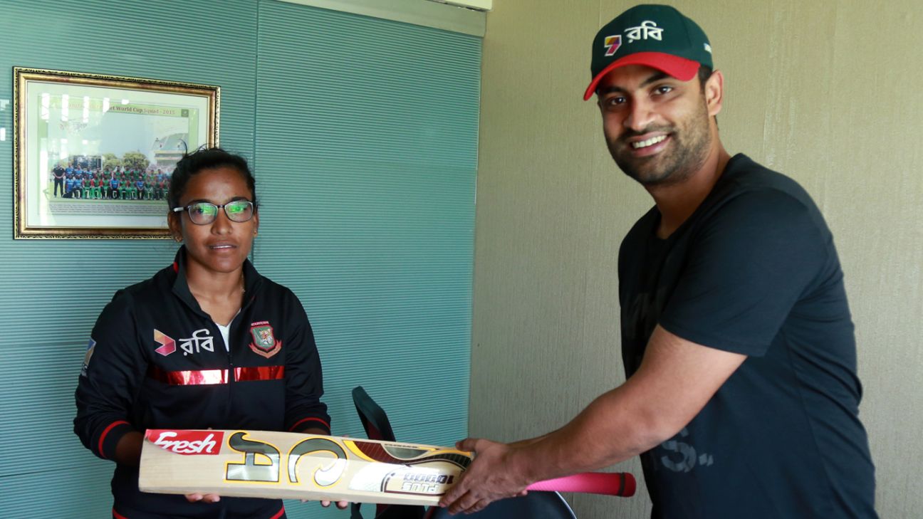 Tamim Iqbal steps in to solve Rumana Ahmed's bat issue | ESPNcricinfo
