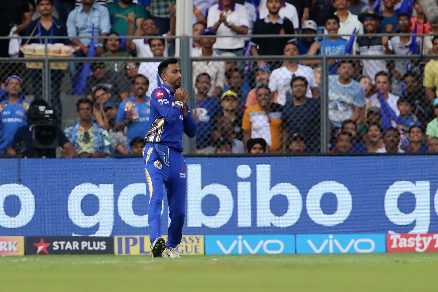 Krunal Pandya holds on to a catch from Shubman Gill | ESPNcricinfo.com
