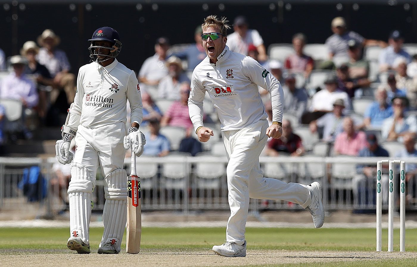 Simon Harmer sets off on a celebratory run | ESPNcricinfo.com
