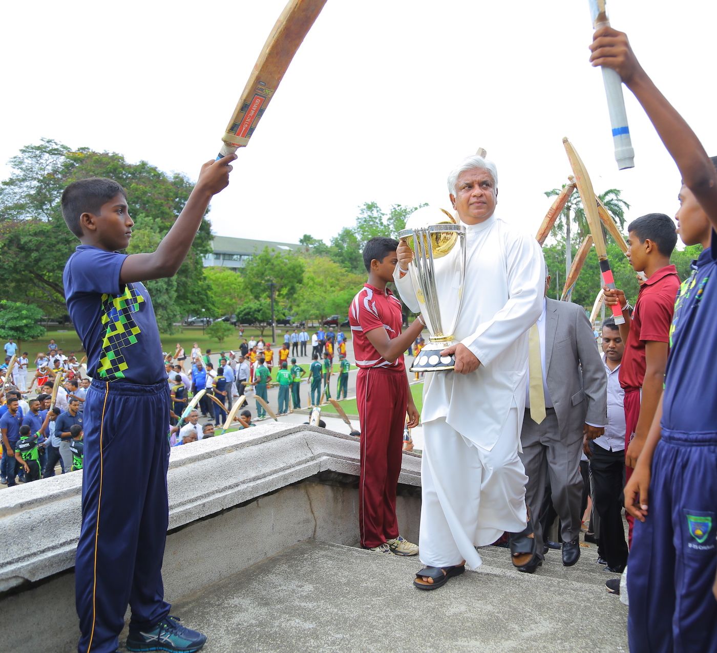 Arjuna Ranatunga carries the World Cup trophy | ESPNcricinfo.com