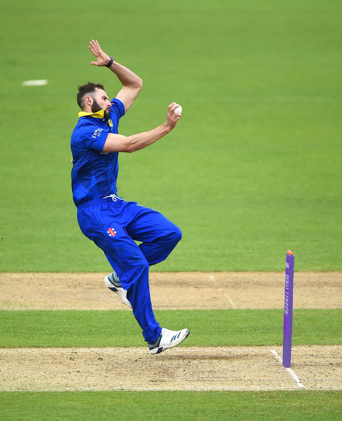 Gareth Harte loads up to deliver | ESPNcricinfo.com