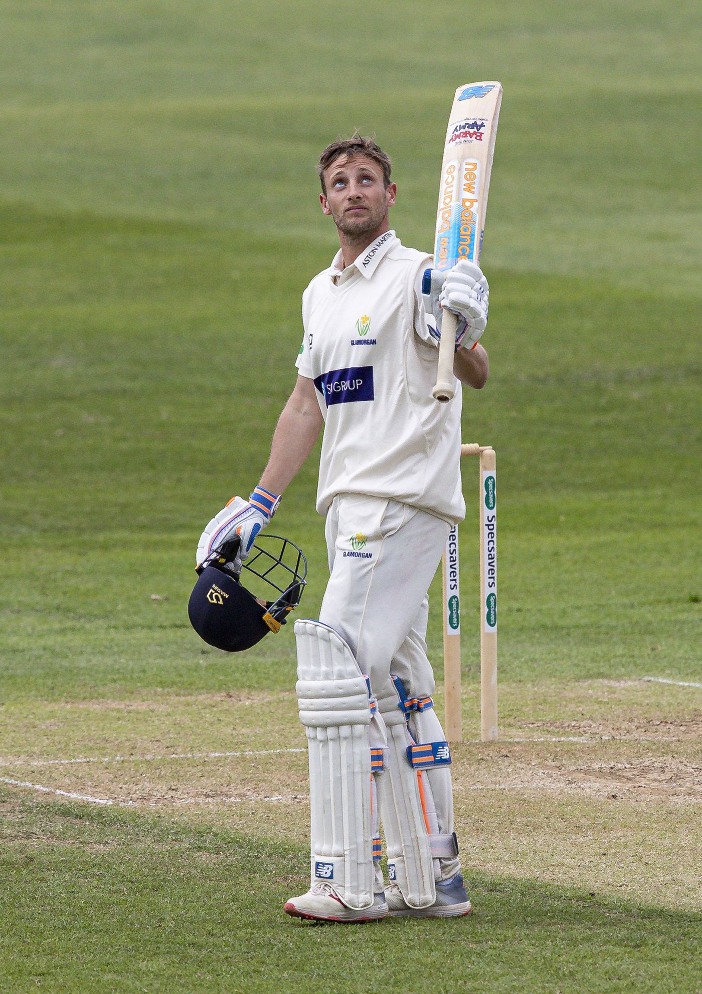 Billy Root looks to the skies on reaching his hundred | ESPNcricinfo.com