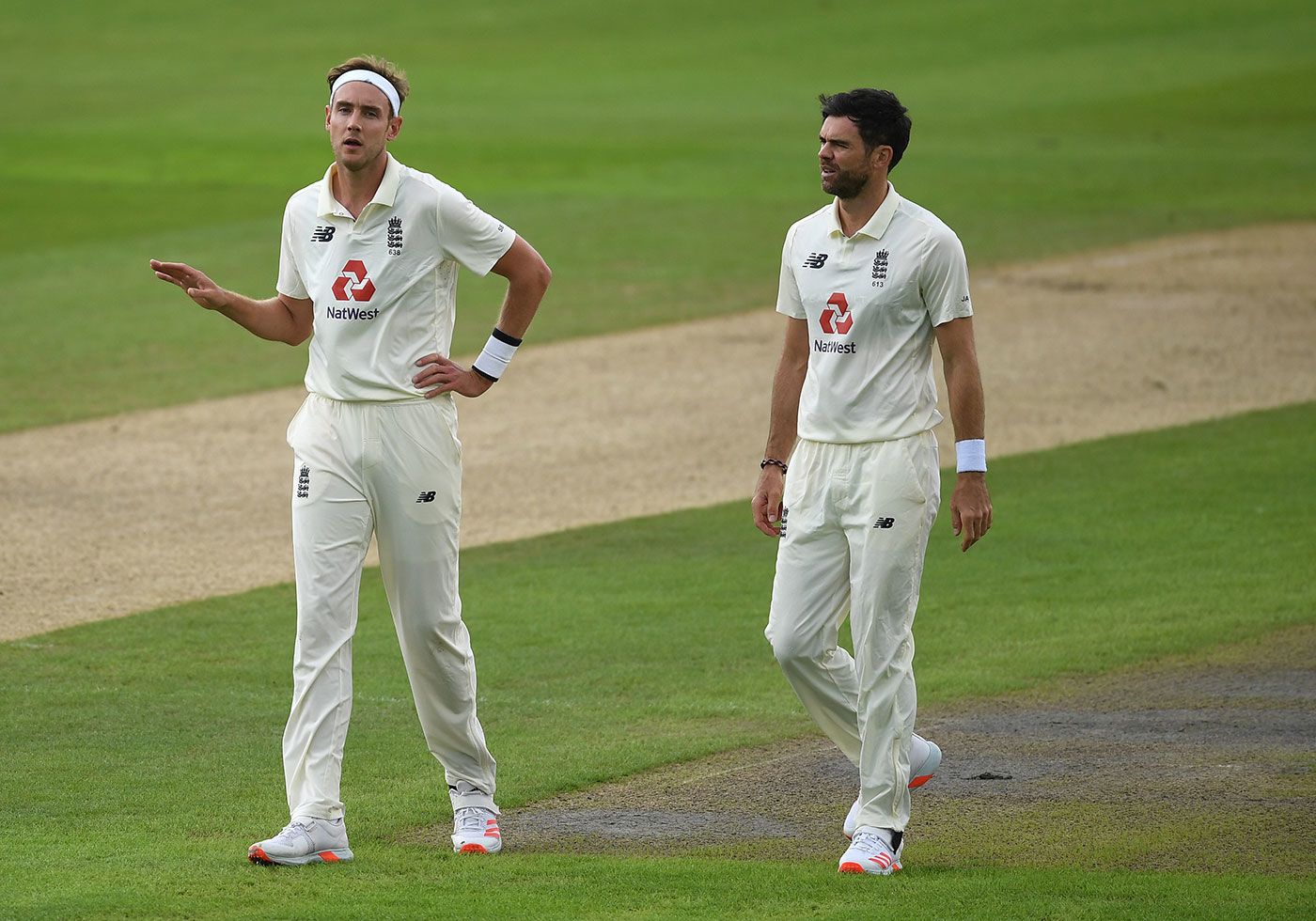 Stuart Broad and James Anderson chat between deliveries | ESPNcricinfo.com