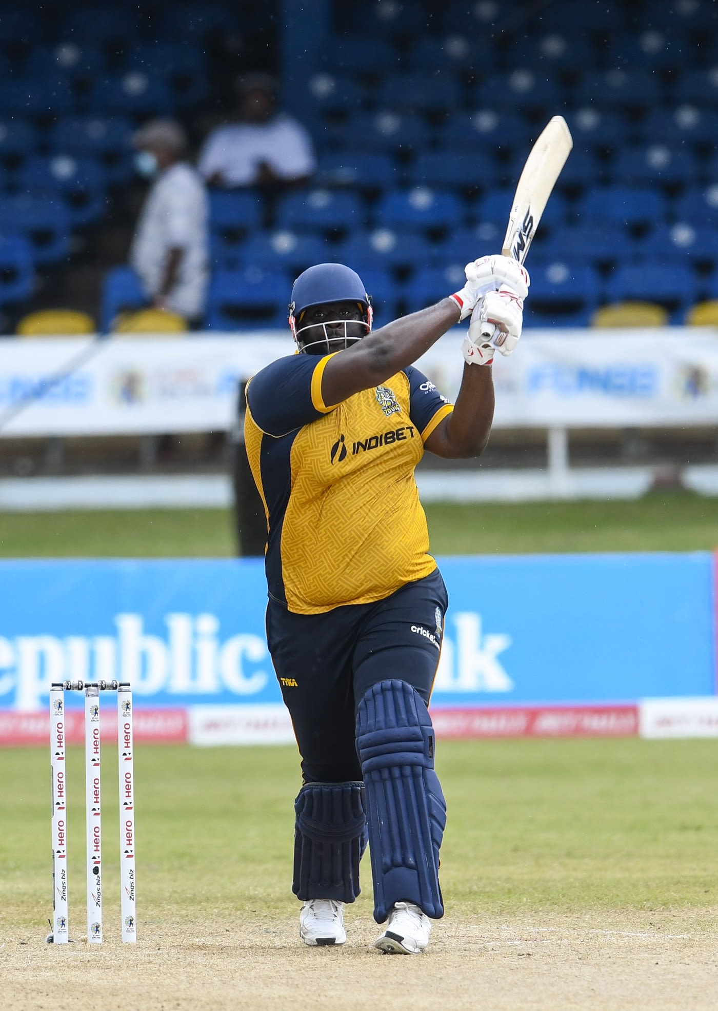 Rahkeem Cornwall smashes one over long-off | ESPNcricinfo.com