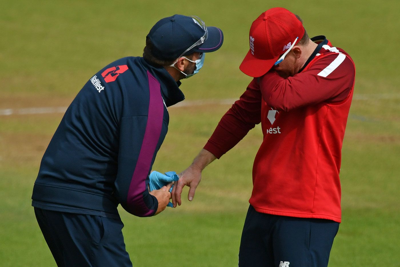Eoin Morgan gets treatment for a finger injury | ESPNcricinfo.com