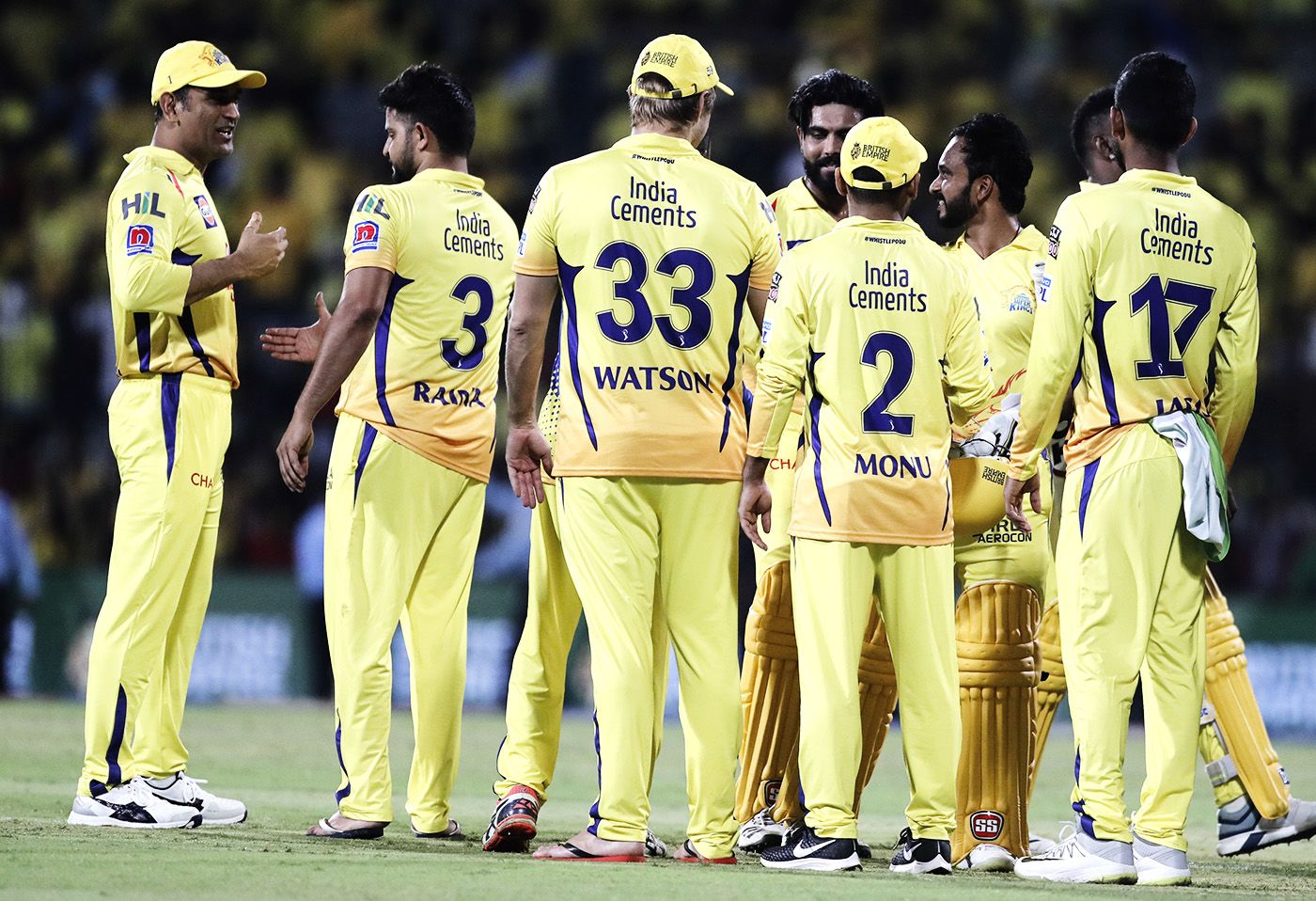 MS Dhoni chats with his team-mates | ESPNcricinfo.com