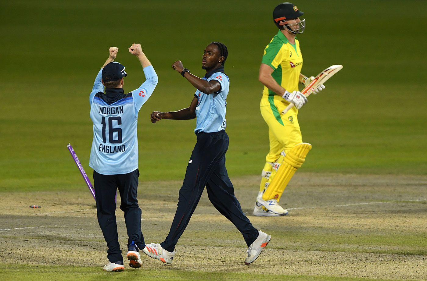 Eoin Morgan celebrates with Jofra Archer after Mitchell Marsh's wicket ...