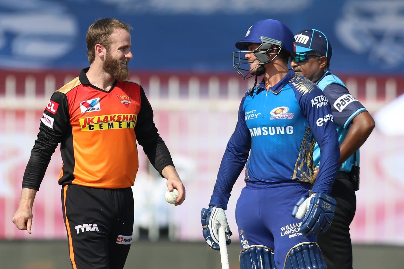 Kane Williamson and Quinton de Kock chat in the middle | ESPNcricinfo.com