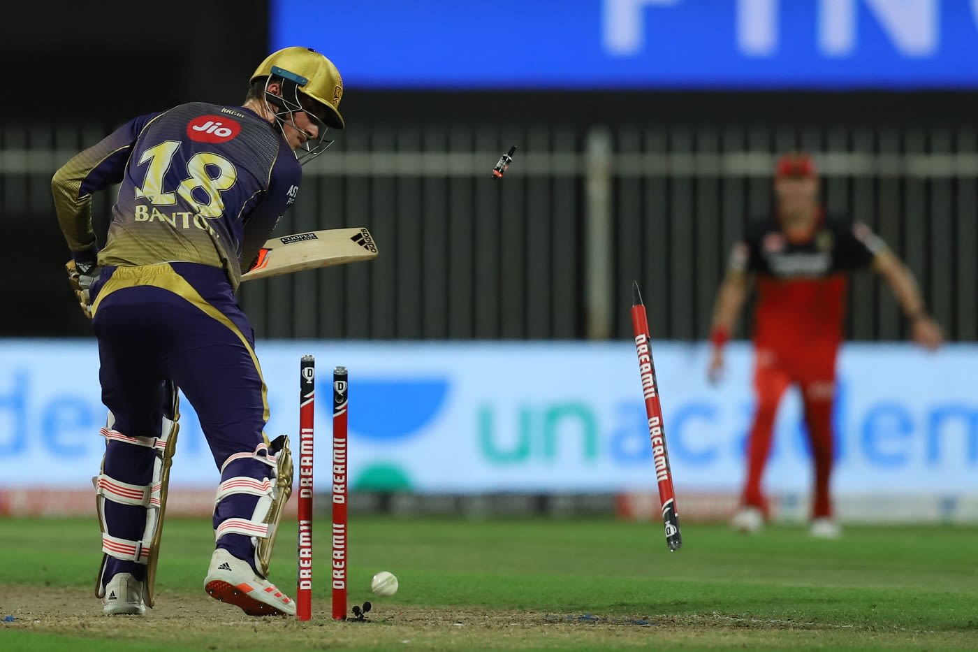 Tom Banton inspects the damage behind his bat | ESPNcricinfo.com