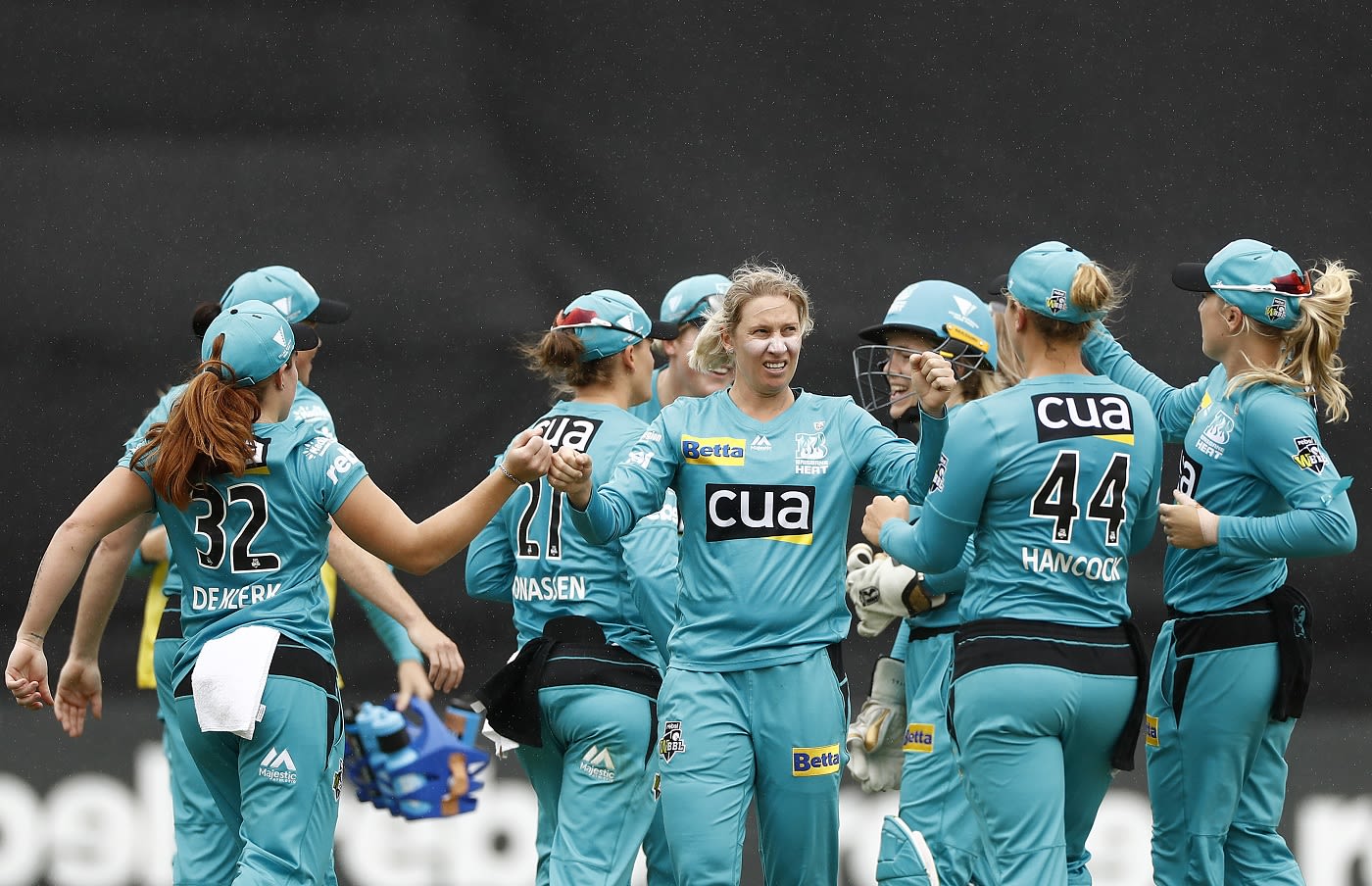 Delissa Kimmince celebrates with her team-mates | ESPNcricinfo.com