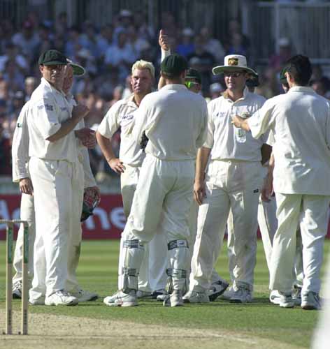 Shane Warne has got Alec Stewart out and thus his 400th Test match ...